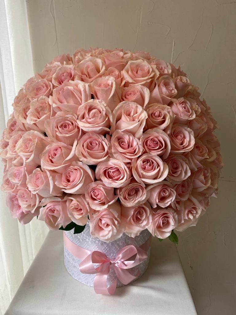 Espectacular 200 rosas rosas en caja blanca - Flores Regias