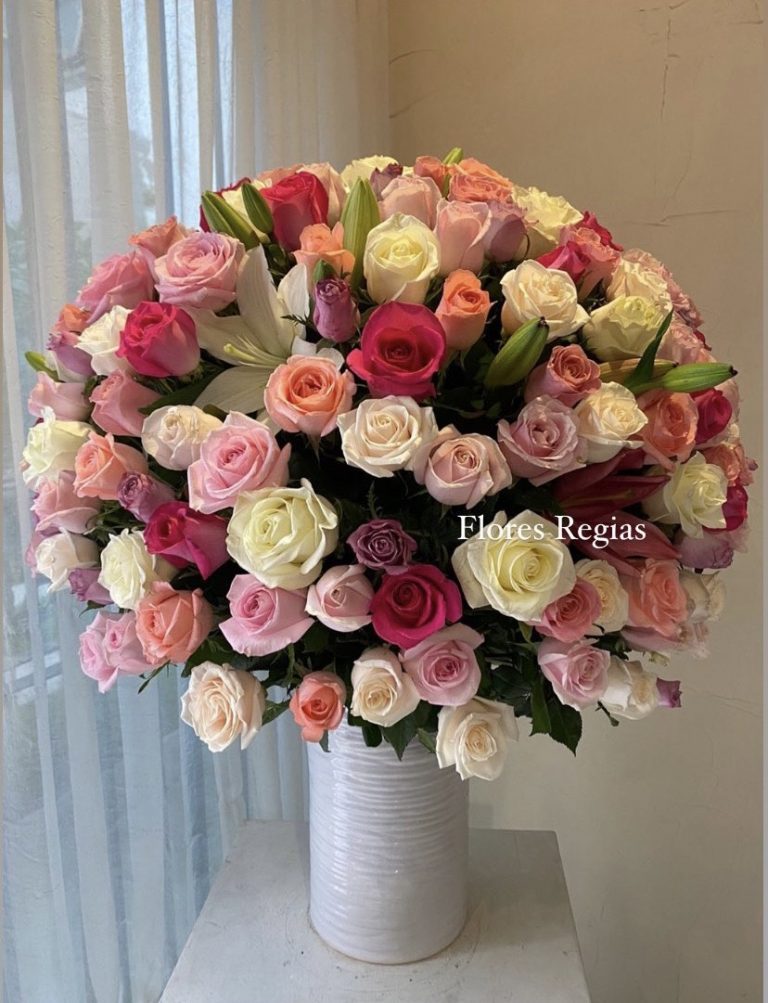 Espectacular 200 rosas rosas y lilis en base blanca - Flores Regias