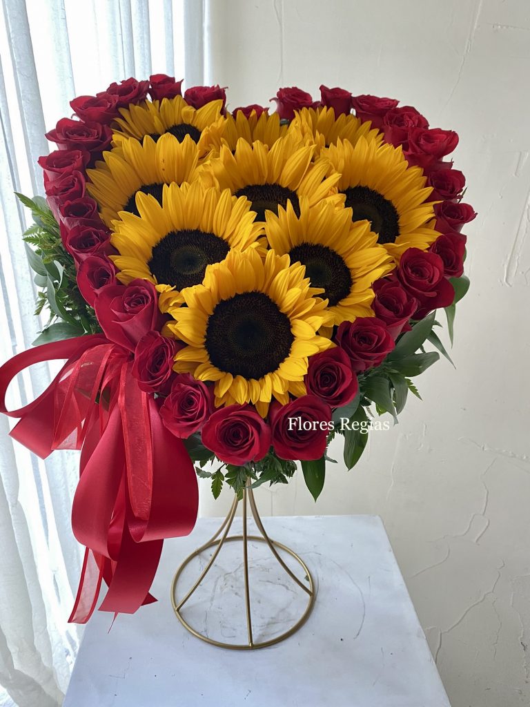 CORAZÓN DE GIRASOLES Y ROSAS ROJAS - Flores Regias