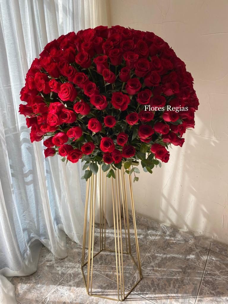 Espectacular 500 rosas rojas en base dorada - Flores Regias