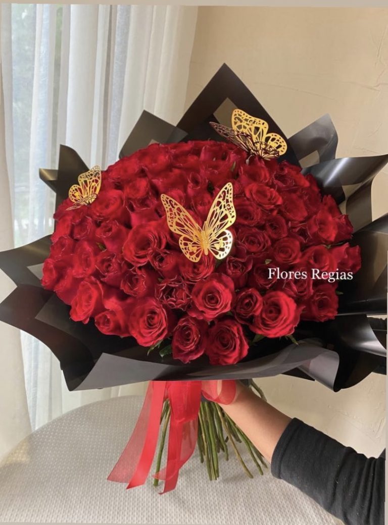 «RAMO BUCHON» DE 100 ROSAS ROJAS Y MARIPOSAS - Flores Regias