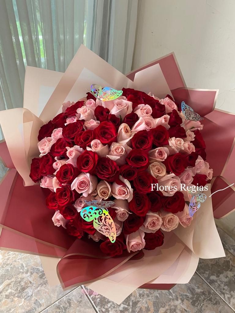 «RAMO BUCHON» DE 100 ROSAS ROSAS Y ROJAS CON MARIPOSAS - Flores Regias