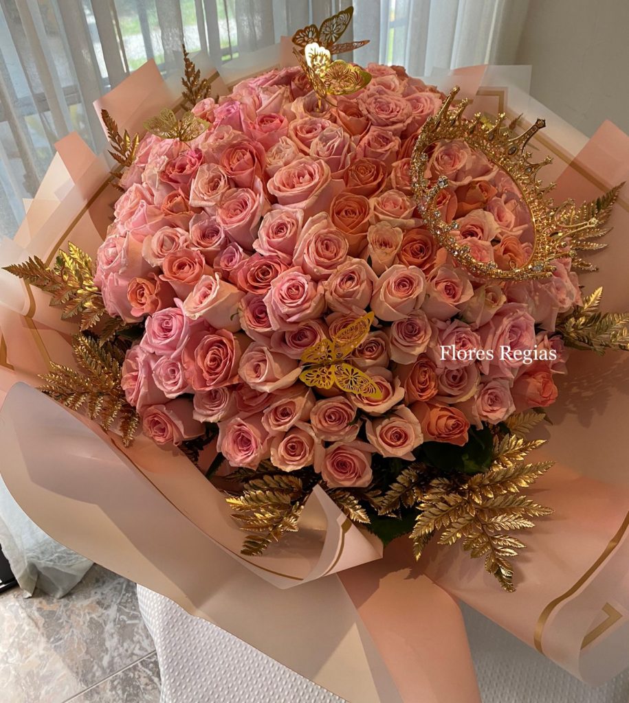 «RAMO BUCHON» 200 ROSAS ROSAS Y ACCESORIOS GOLD - Flores Regias