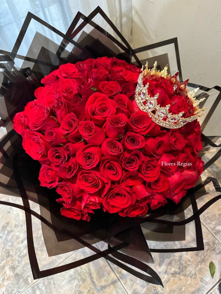 «RAMO BUCHON» DE 100 ROSAS ROJAS Y CORONA - Flores Regias