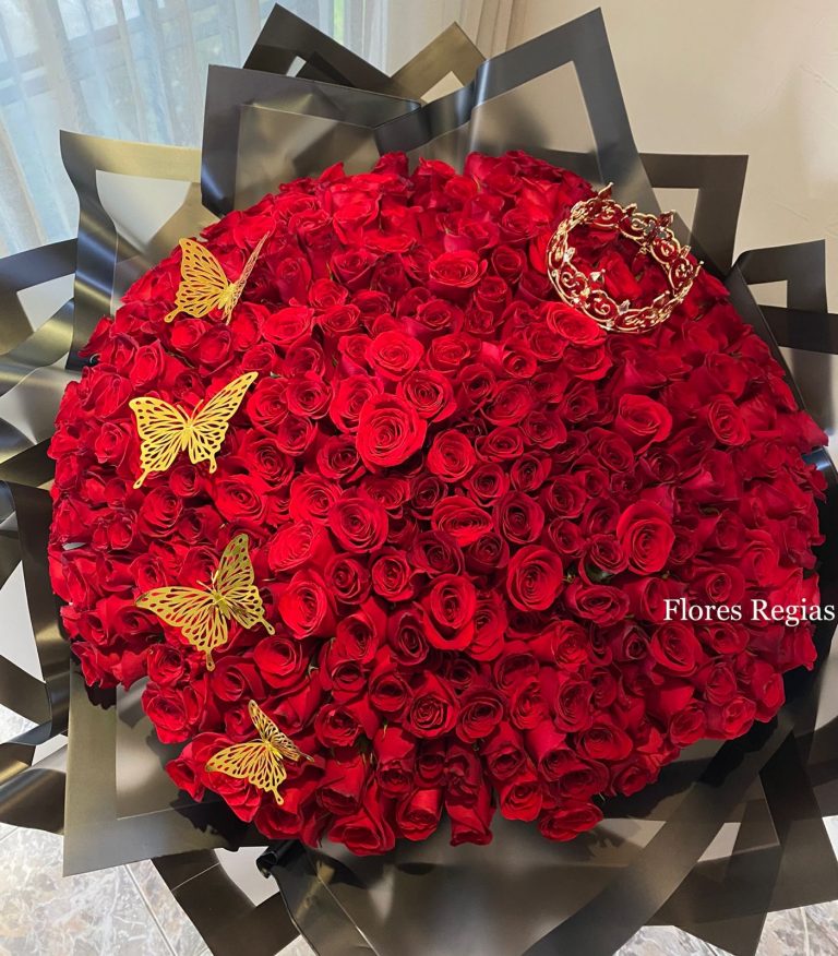 «RAMO BUCHON» DE 300 ROSAS ROJAS Y CORONA - Flores Regias