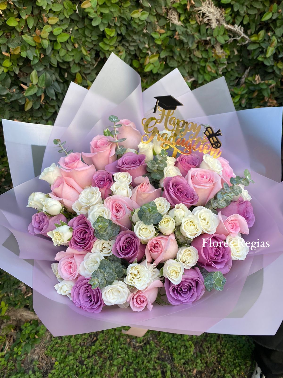 GRAD BOUQUET DE 24 ROSAS MORADAS, ROSAS Y COMPLEMENTOS - Flores Regias